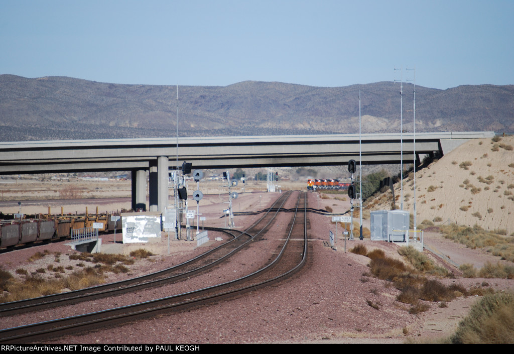 The Four Newest ES44C4's turn the corner as they leave BNSF Barstow Leading the S LPC-LAC on ...
